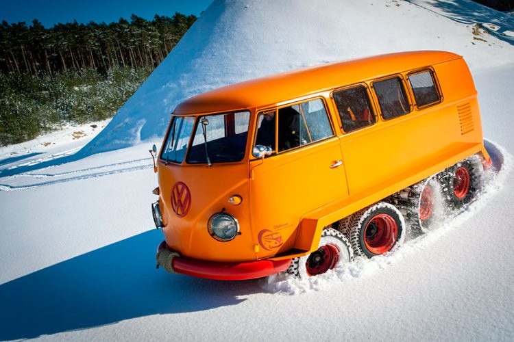 UMA KOMBI T1 COM 4 EIXOS, 10 RODAS E DUAS LAGARTAS – Autoentusiastas