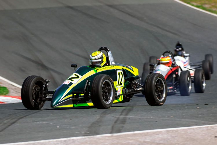 NOVO CAUSO: UM JOVEM PILOTO DA FÓRMULA 1200 CANADENSE CONTA SUA ...