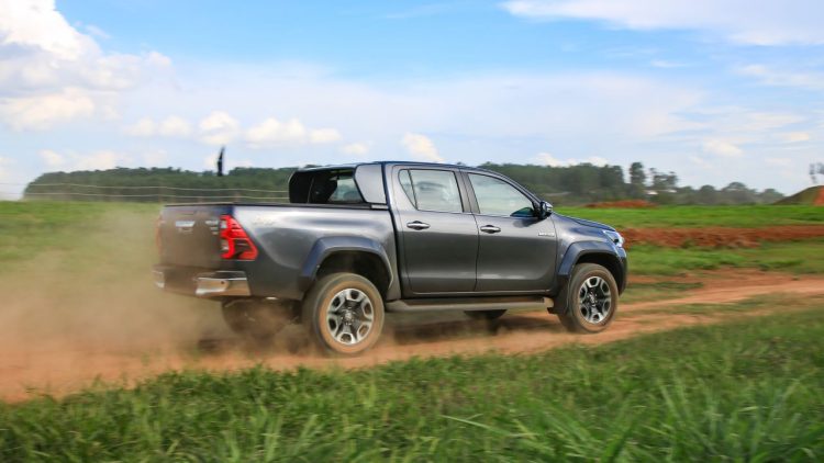 TOYOTA HILUX SRX PLUS, UMA OPÇÃO A MAIS (COM VÍDEO) – Autoentusiastas