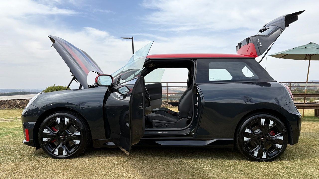 MINI JCW E e JCW ACEMAN E, A ELETRIFICAÇÃO SEM PERDER O DNA ...